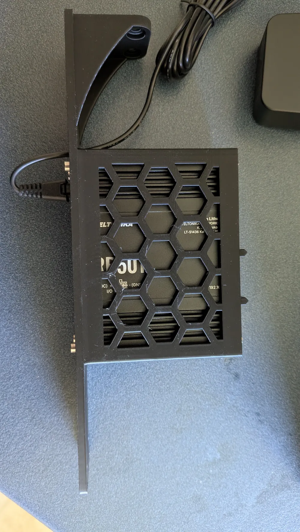 Teltonika TRB500 19英寸机架安装 - 免费 3D 打印模型 - MakerWorld