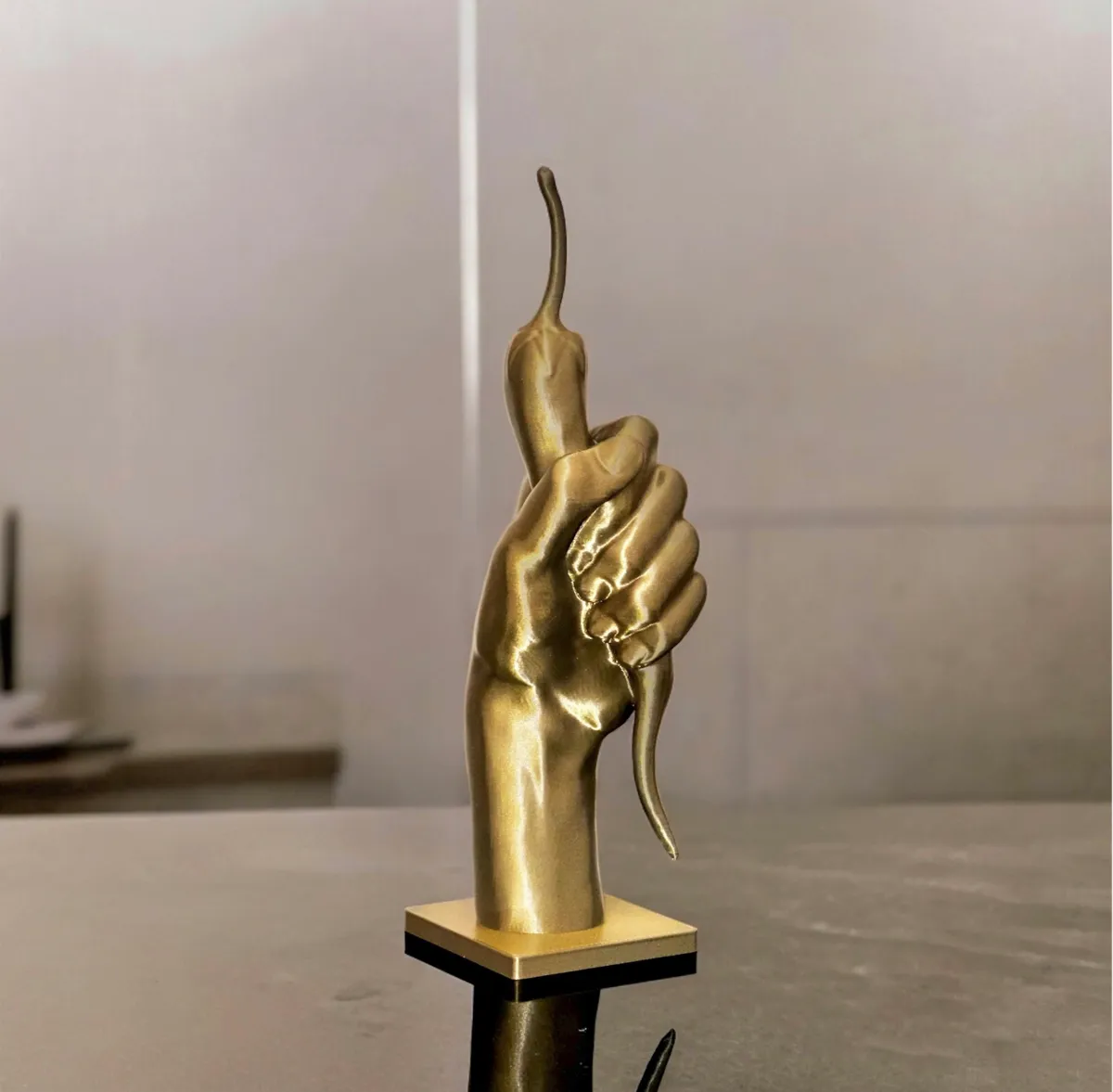 Main Blanche - Corne Rouge - Modèle d'Impression 3D Gratuit - MakerWorld