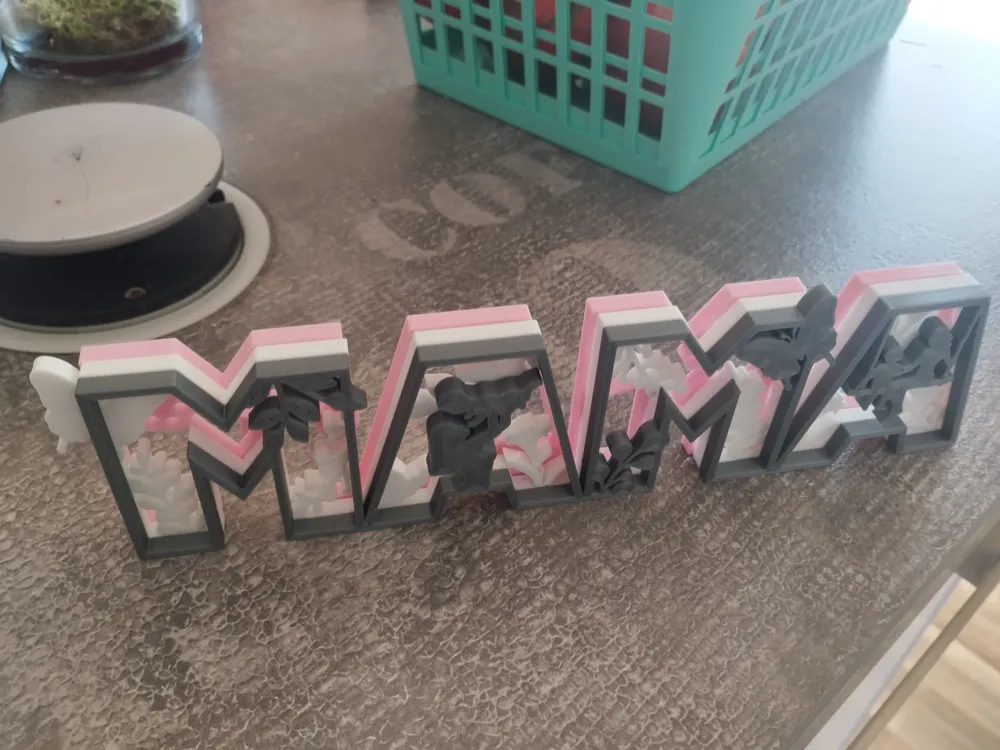 Mamá: escudo de tres capas para colocar por marcel.c1901 MakerWorld: Descarga Modelos 3D Gratuitos