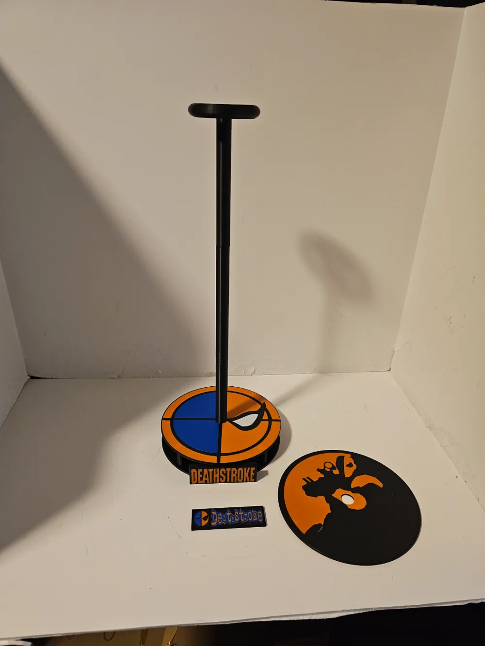 Deathstroke Helmet Stand w/changeable face plates by bbush362 - MakerWorld