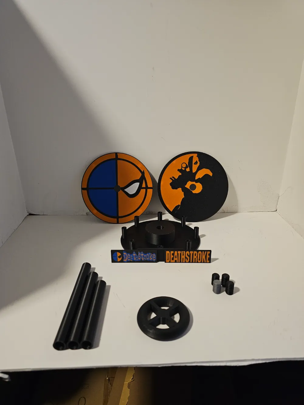 Deathstroke Helmet Stand w/changeable face plates by bbush362 - MakerWorld