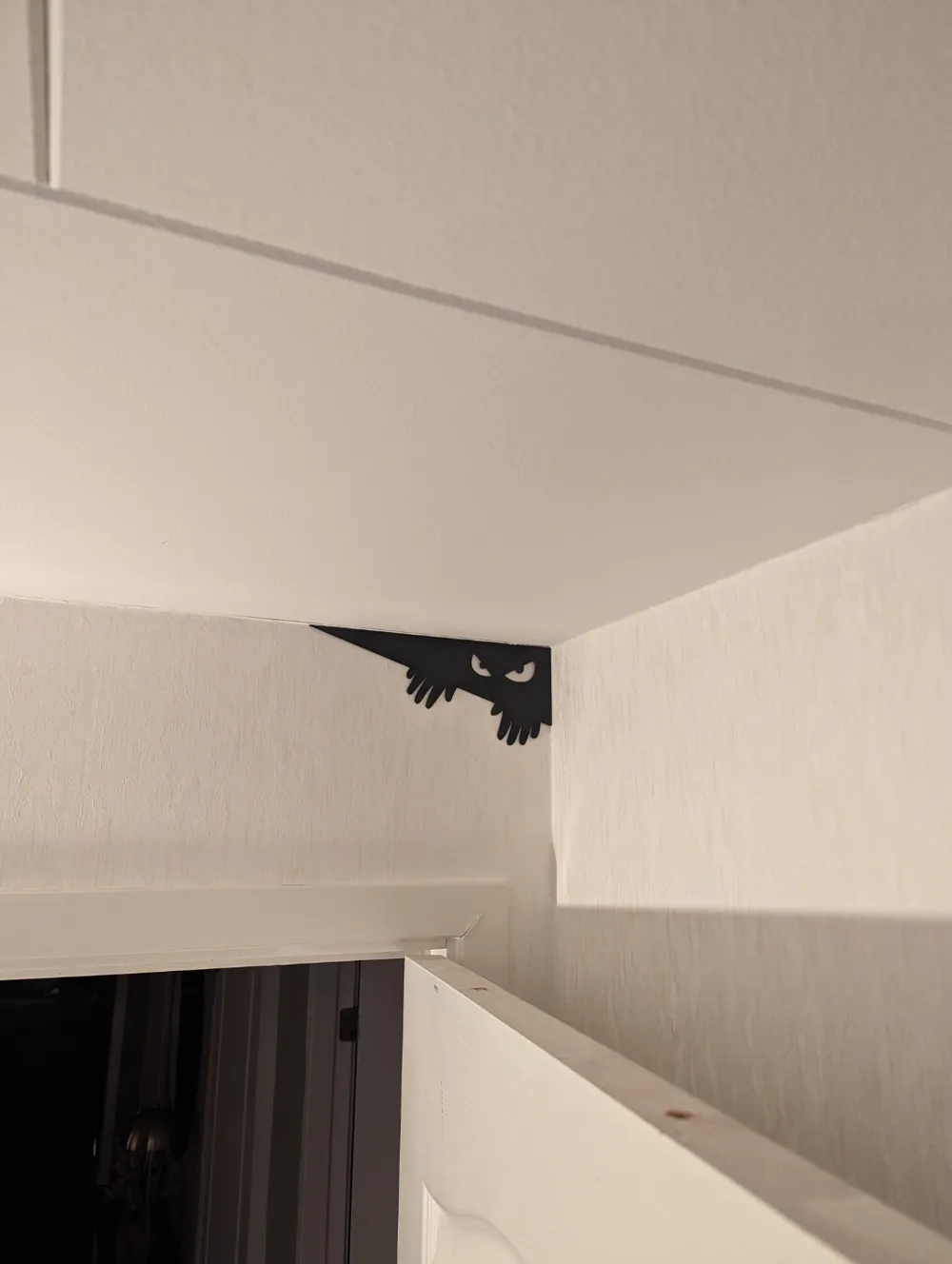 Wall art - Monster in corner by Calzune - MakerWorld