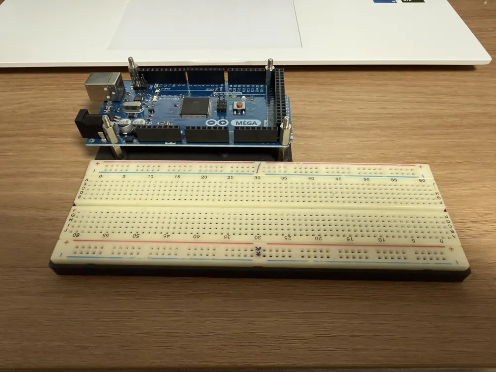 arduino mega 2560 con vassoio per breadboard - Modello di stampa 3D ...