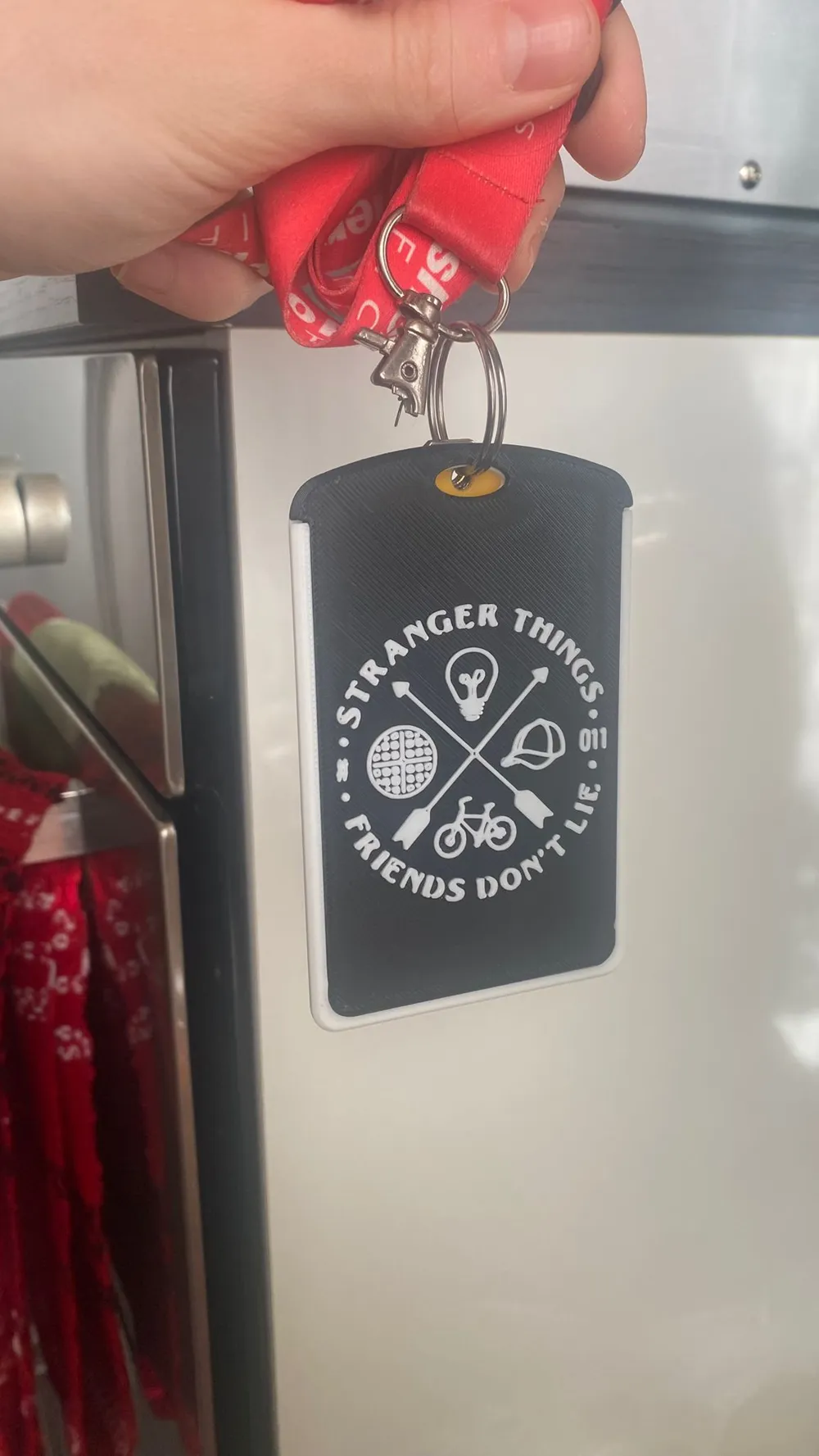 Porta Badge Stranger Things -Friends Dont Lie - Free 3D Print Model ...