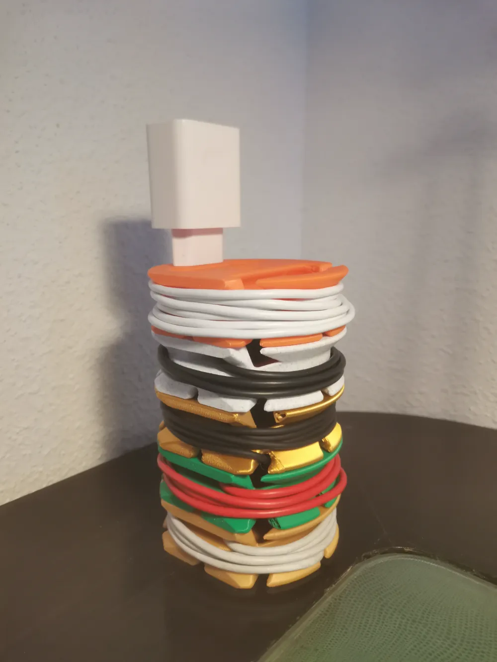 Kabelsalat - stackable cable holder & phone stand by Benjam1 - MakerWorld