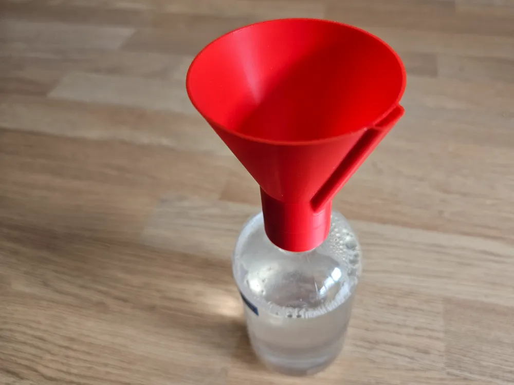 Screw on vented funnel by Grebby - MakerWorld