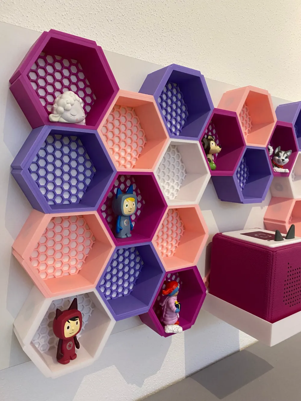 Magnetic Figurine Shelf - Free 3D Print Model - MakerWorld