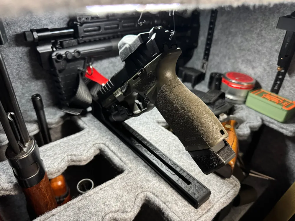Pistol Stand / Display - Free 3D Print Model - MakerWorld