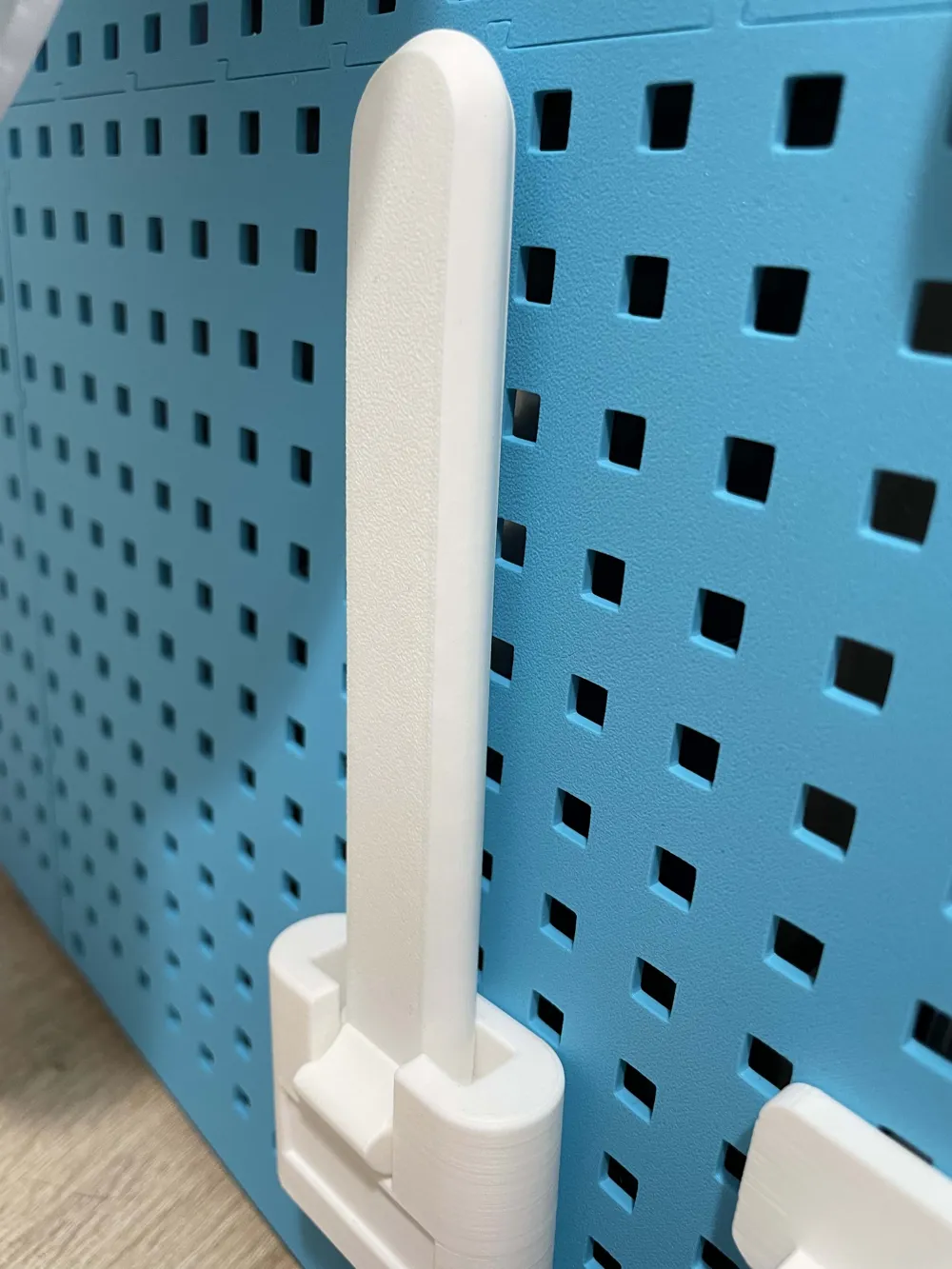 Scraper Holder Pegboard Bambu Lab P1P Remixed by bomas_ulz - MakerWorld