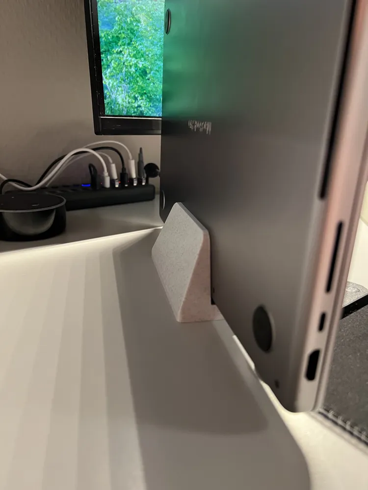 MacBook Pro 14 & 16-inch Clamshell vertical Stand by Marcel MakerWorld ...
