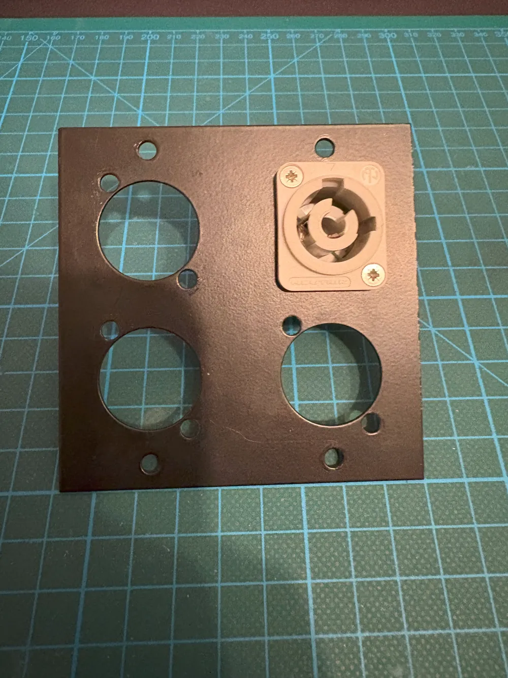 Neutrik Mounting Helper by Ressi - MakerWorld