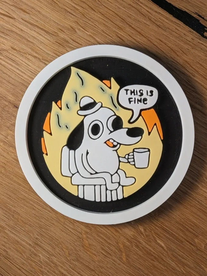 "This Is FIne" Meme-Untersetzer – Kostenloses 3D-Druckmodell – MakerWorld