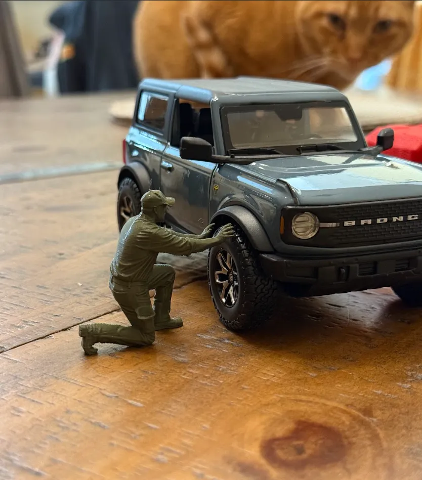 1:24 kneeling mechanic figure - Free 3D Print Model - MakerWorld