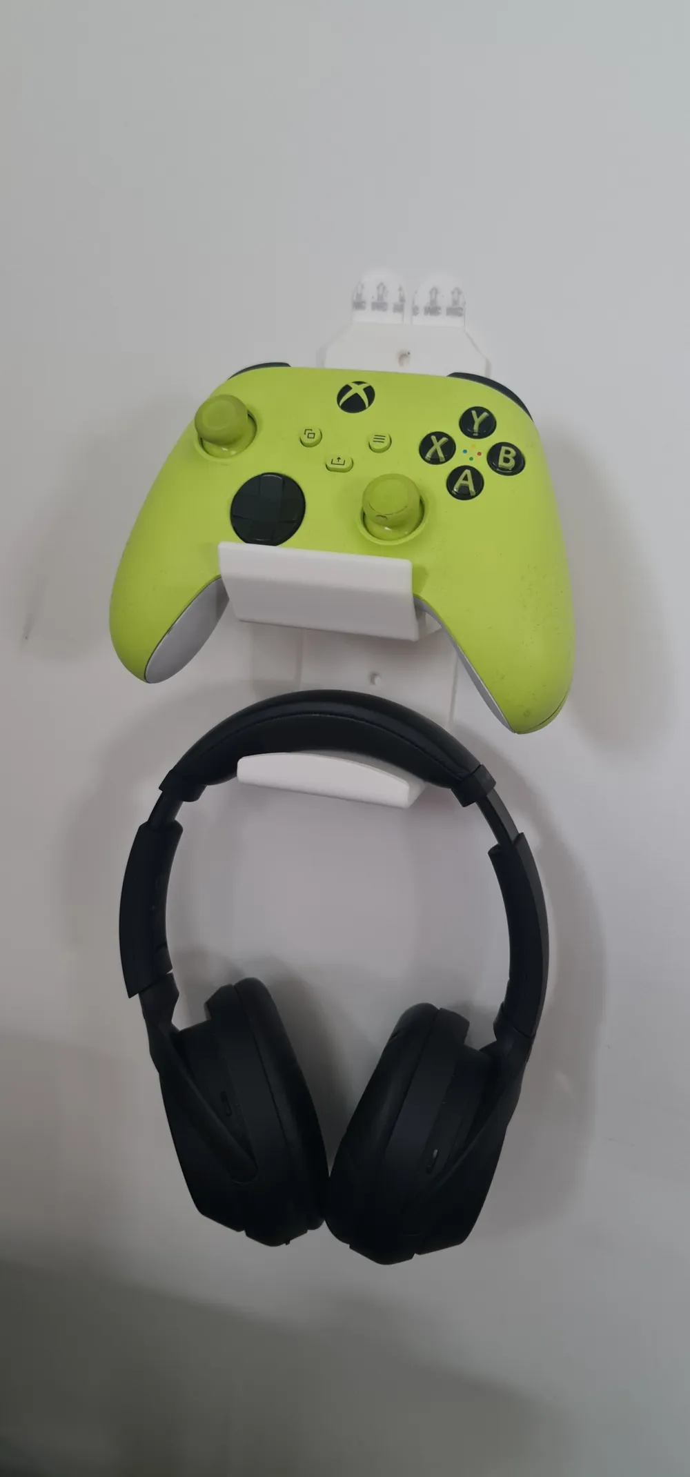 Controller and headset wall mount by RJota 3DMakerWorld: Download Free ...