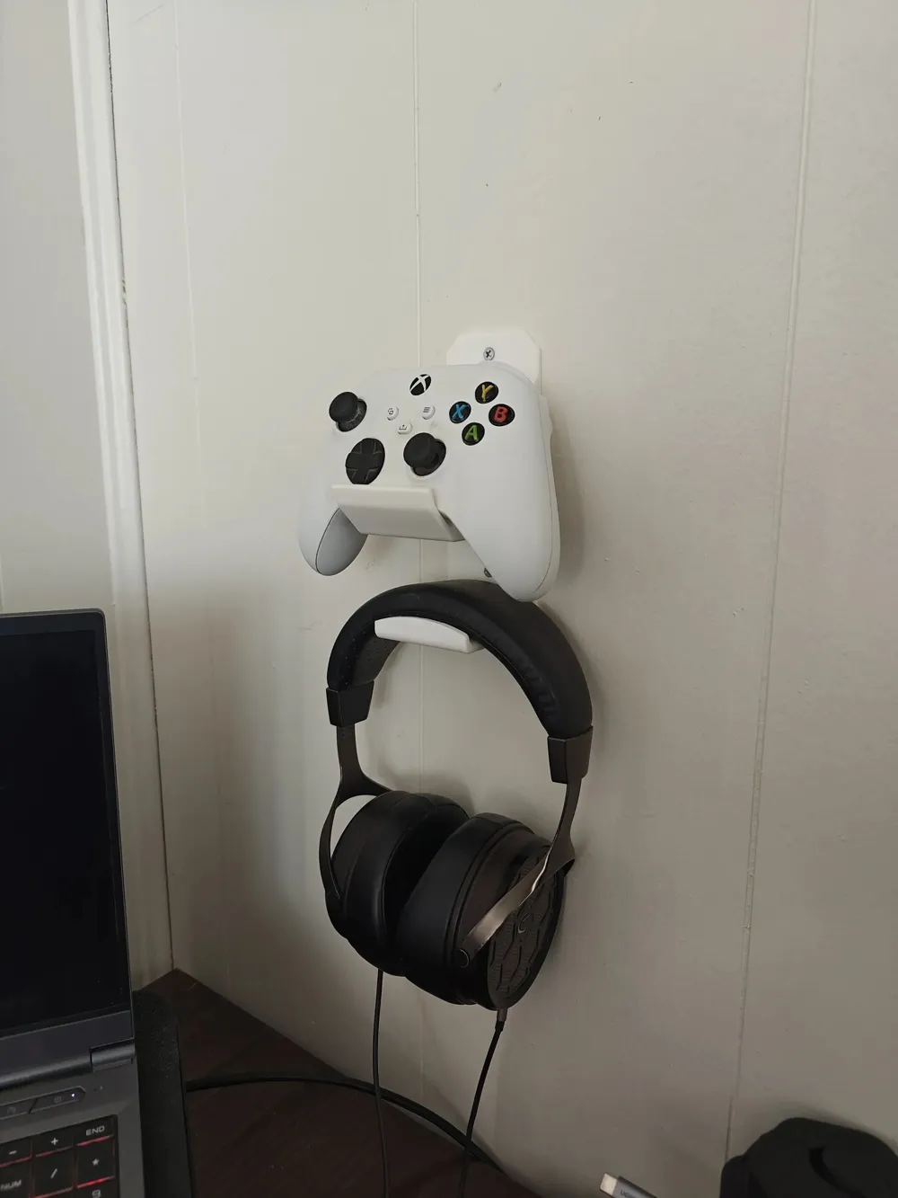 Controller and headset wall mount by RJota 3DMakerWorld: Download Free ...