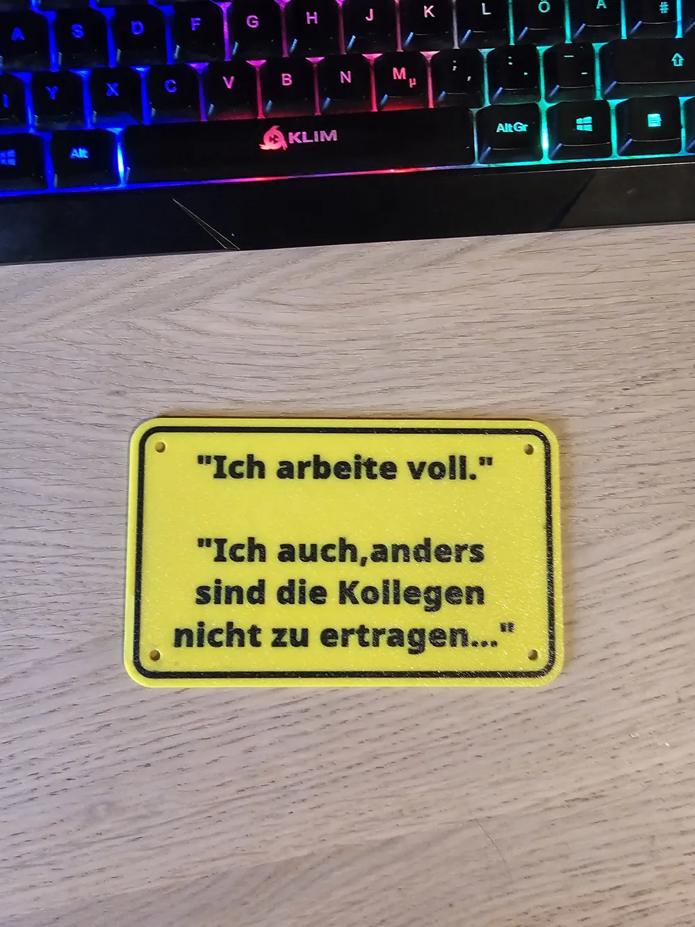 Lustiges Schild Ich arbeite Voll – Kostenloses 3D-Druckmodell – MakerWorld