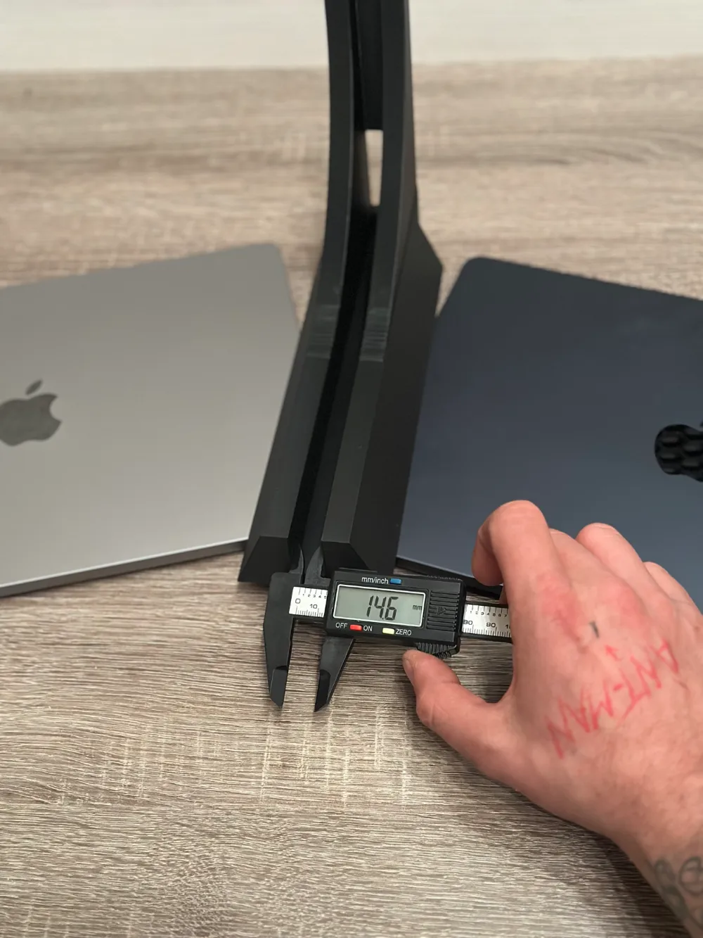 a modern laptop stand / docking station by Der3De - MakerWorld