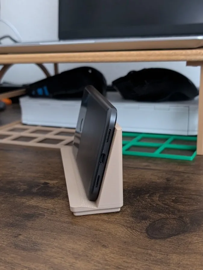 Gridfinity 1 x 4 Phone Stand for Desk by user_557796847 - MakerWorld