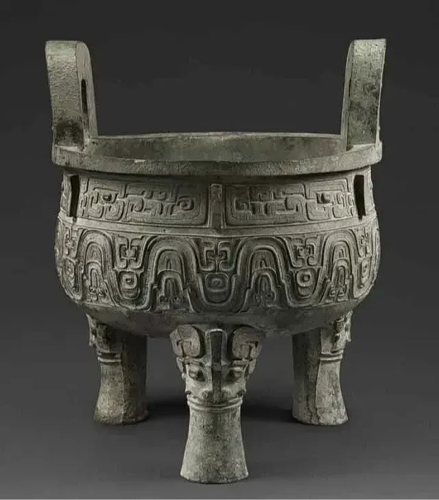 Le grand vase de la dynastie Zhou occidentale, finement sculpté, avec ...