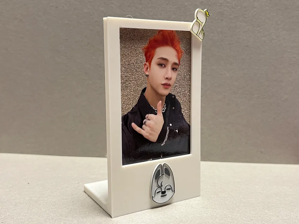 Kpop Photocard stand. by Merche MakerWorld: Download Free 3D Models