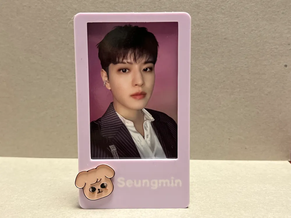 Kpop Photocard stand. by Merche MakerWorld: Download Free 3D Models