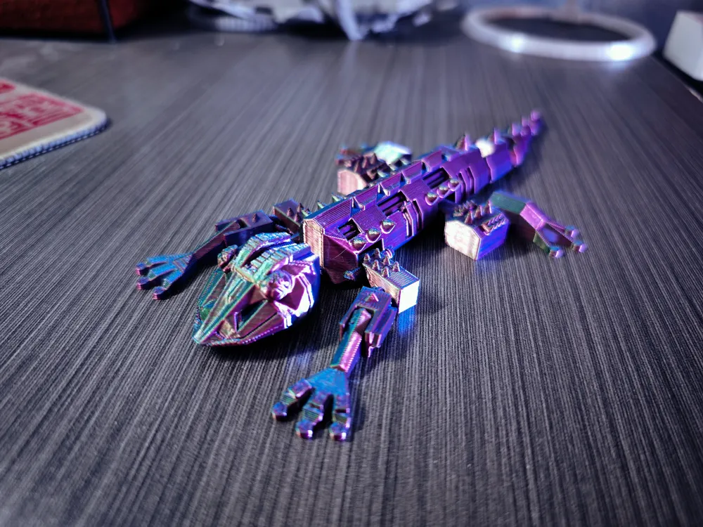 Einteilig gedruckter, stützenloser, vollbeweglicher Cyberpunk-Gecko von ...