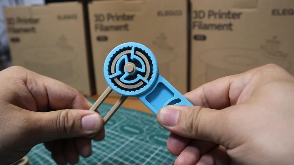 Gear-limited damped articulated mechanical mechanism, easy to print and ...