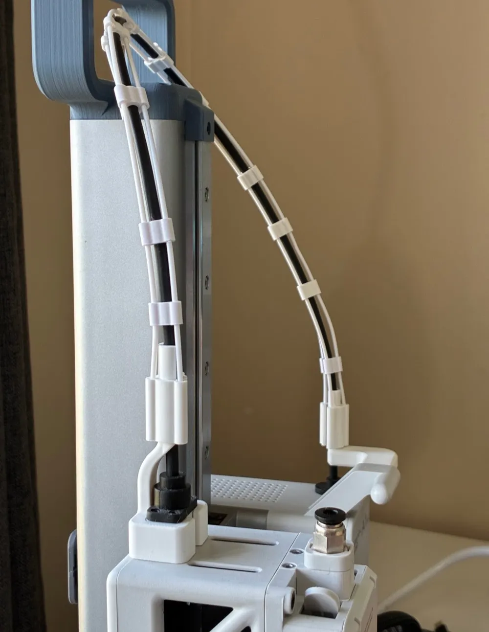 Guía de cables A1 Mini con clips por Schumies MakerWorld: Descarga ...