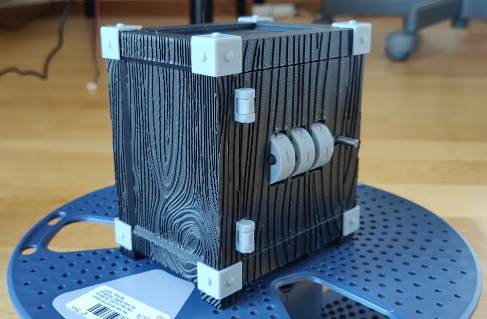 Safe with wood grain - Vault by user_1161588801 - MakerWorld