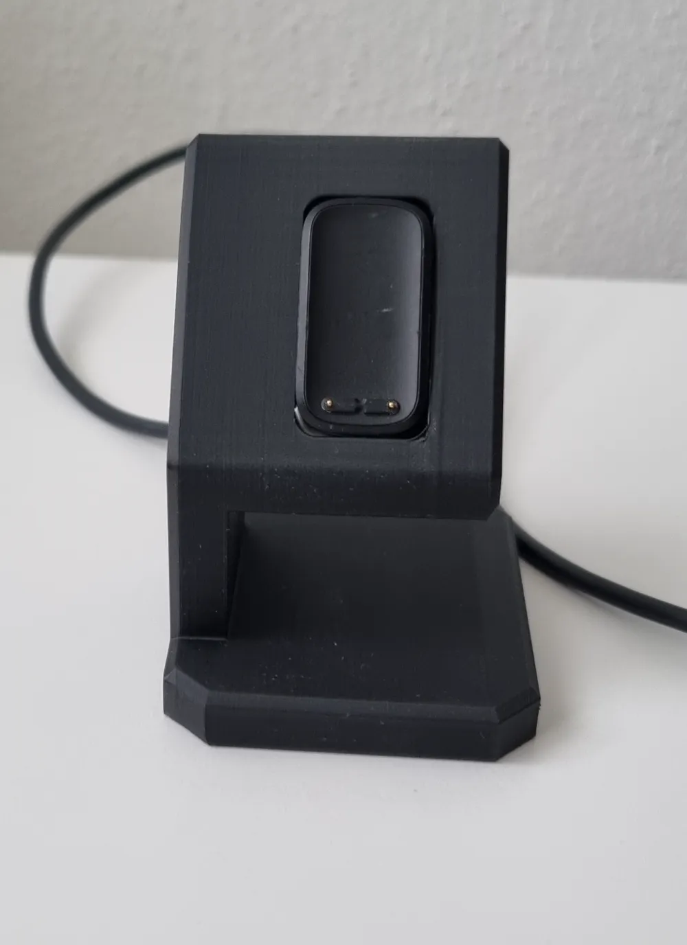 Fitbit Ladestation by MakkaroniToni - MakerWorld
