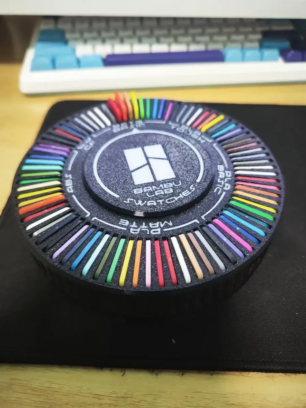 Bambu Filament Swatch Rotating Organizer/Flat Style by 百川入海 - MakerWorld