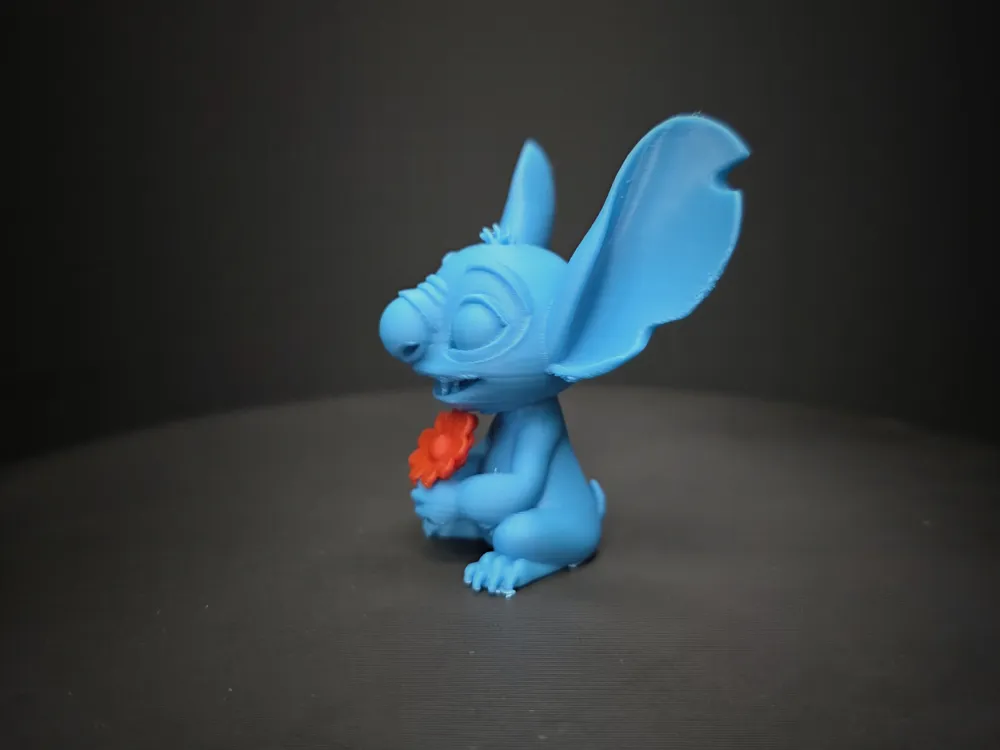 Stitch sosteniendo una flor roja por gus8511 MakerWorld: Descarga ...