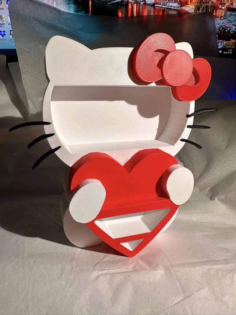 Hello Kitty heart shelf - Free 3D Print Model - MakerWorld