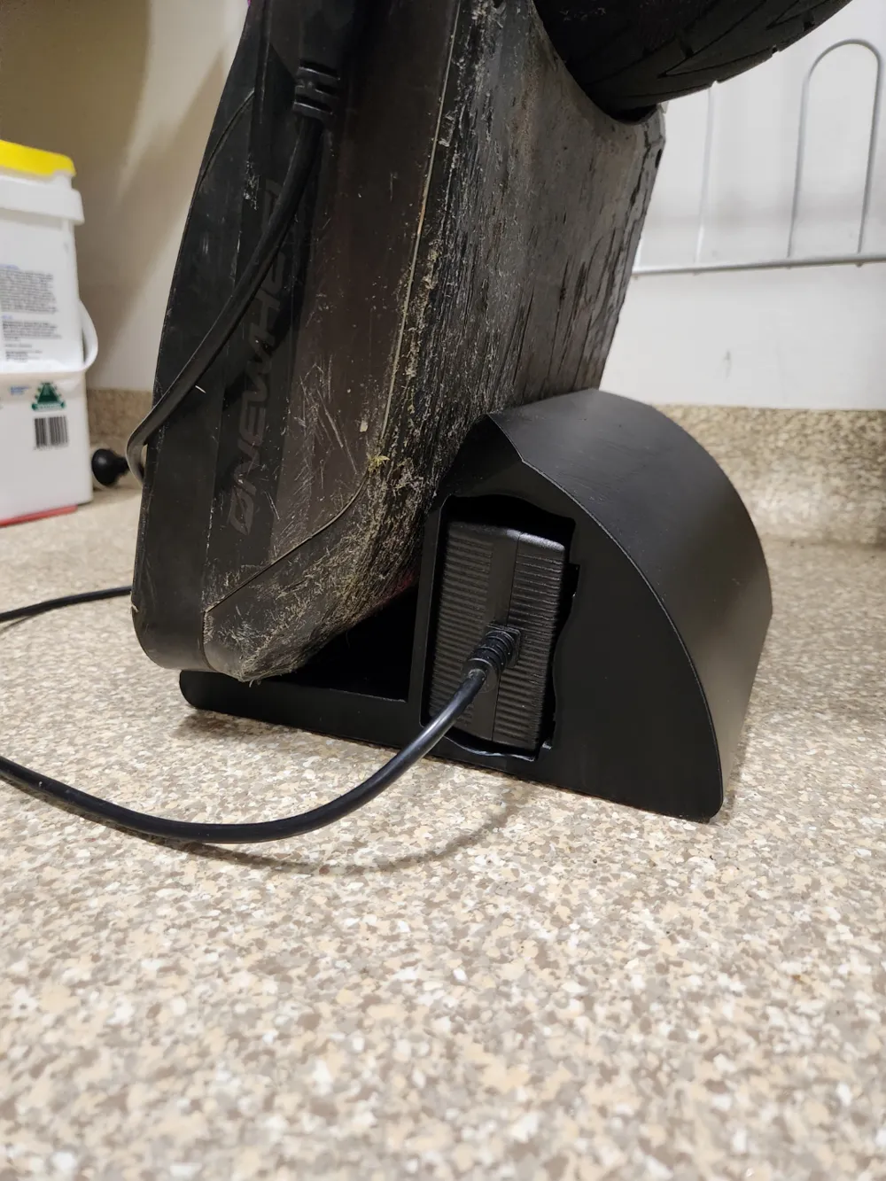 OneWheel Gt Tough Stand w. Charger Remixed by nathanclaydon23 - MakerWorld