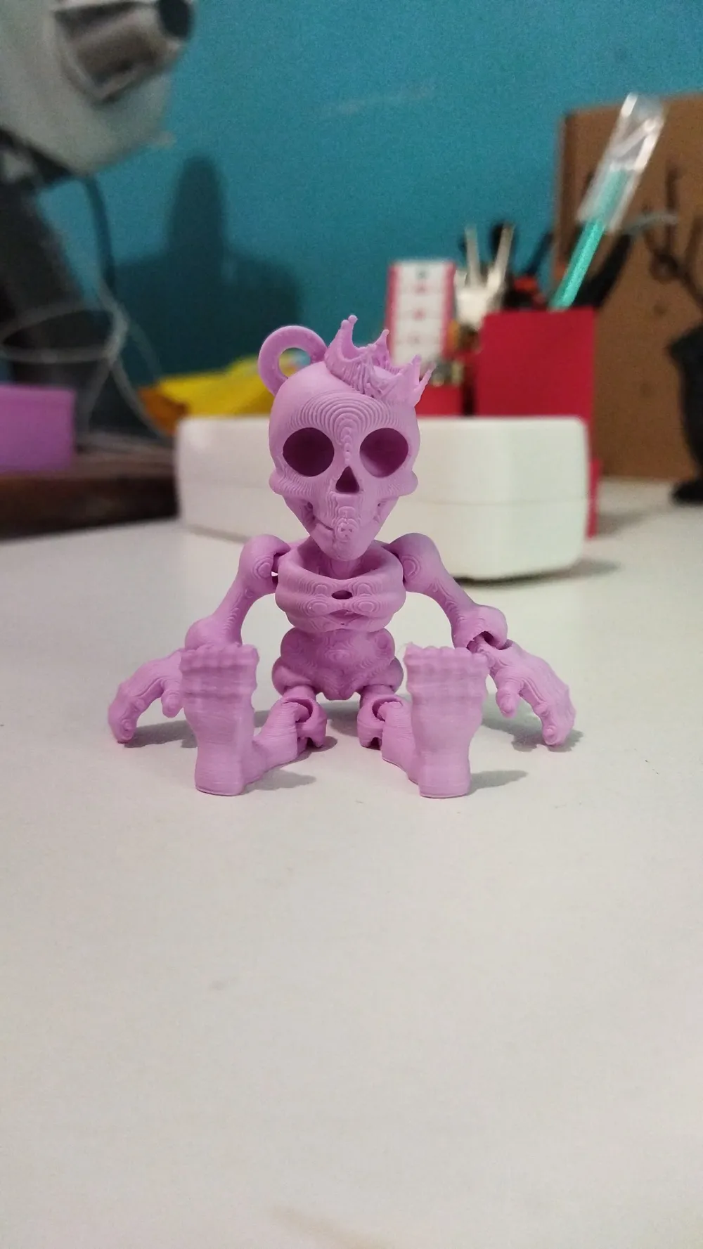 Flexi Skeleton with Crown Keychain - Free 3D Print Model - MakerWorld