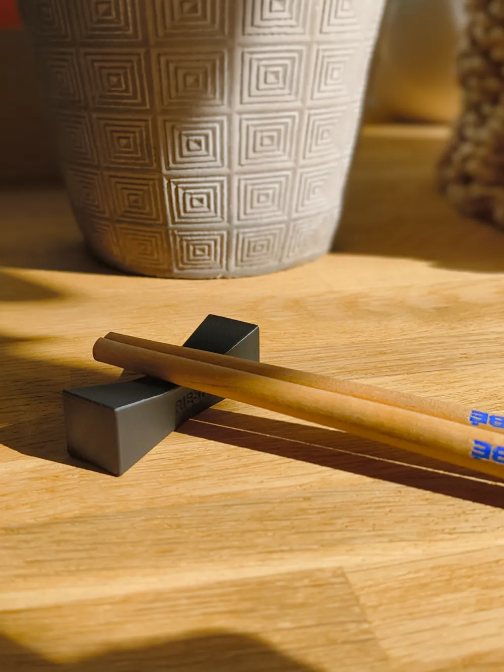 Reposapiés para palillos por RIES. Design - MakerWorld