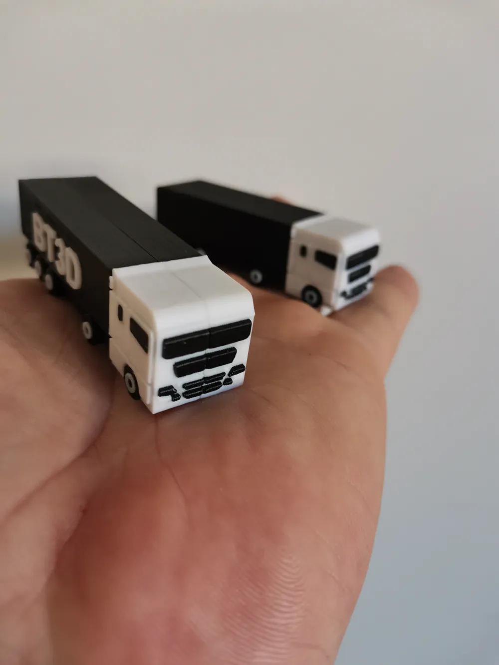 Multicolor (black and white) truck modell by BT3D printing - MakerWorld