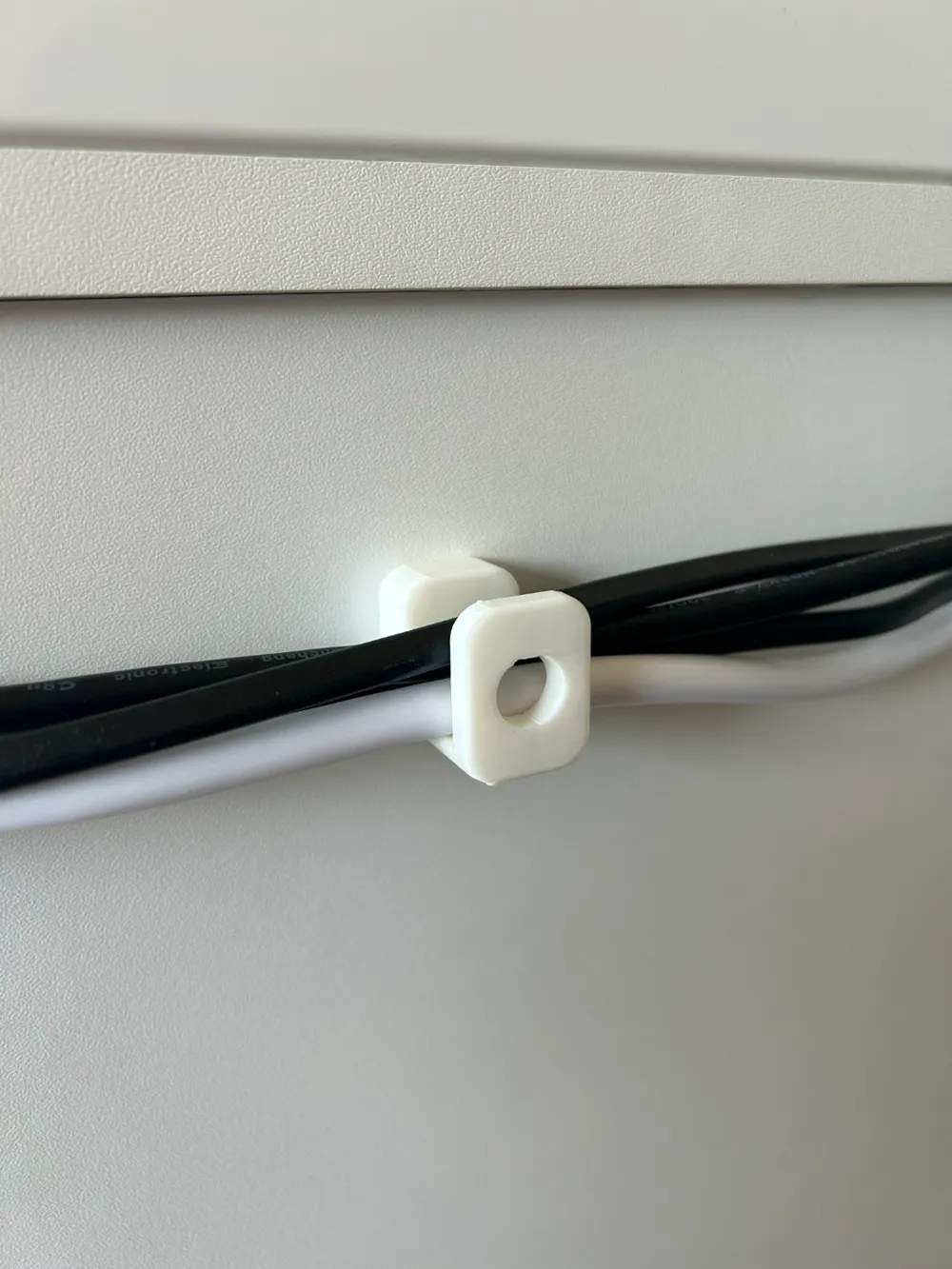 Cable Holder by heyToby3D - MakerWorld
