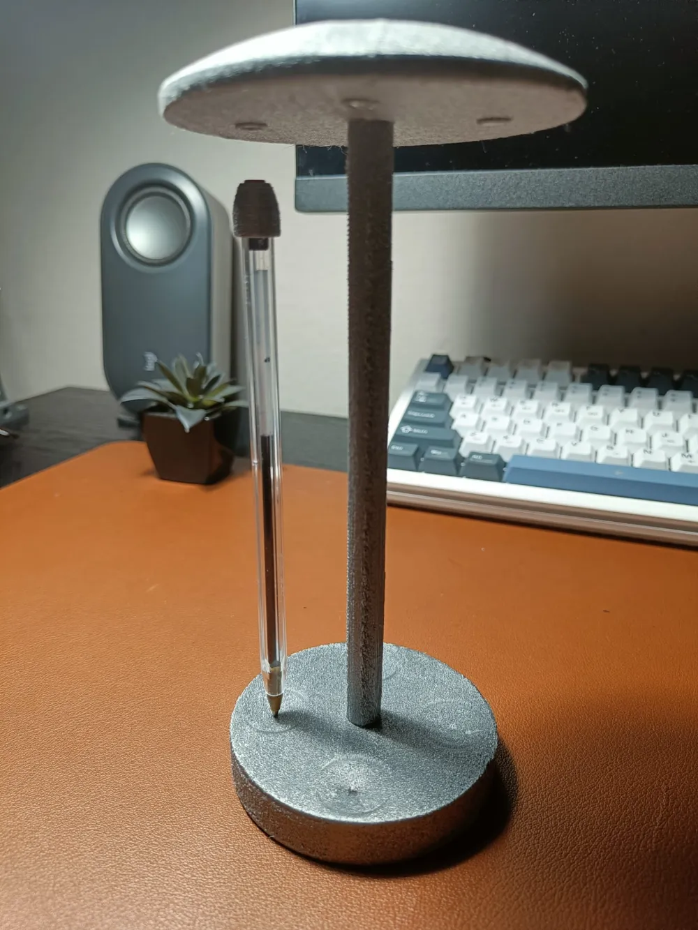 Floating Bic Pen Stand by Ingdelsud - MakerWorld