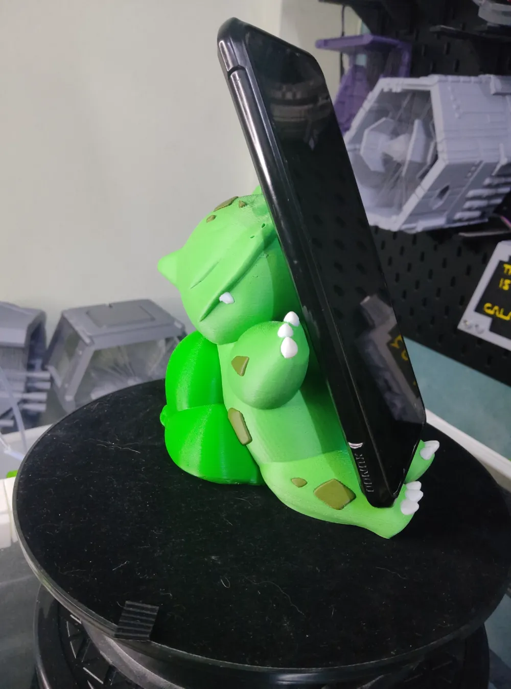 Bulbasaur sitting handphone stand - Free 3D Print Model - MakerWorld