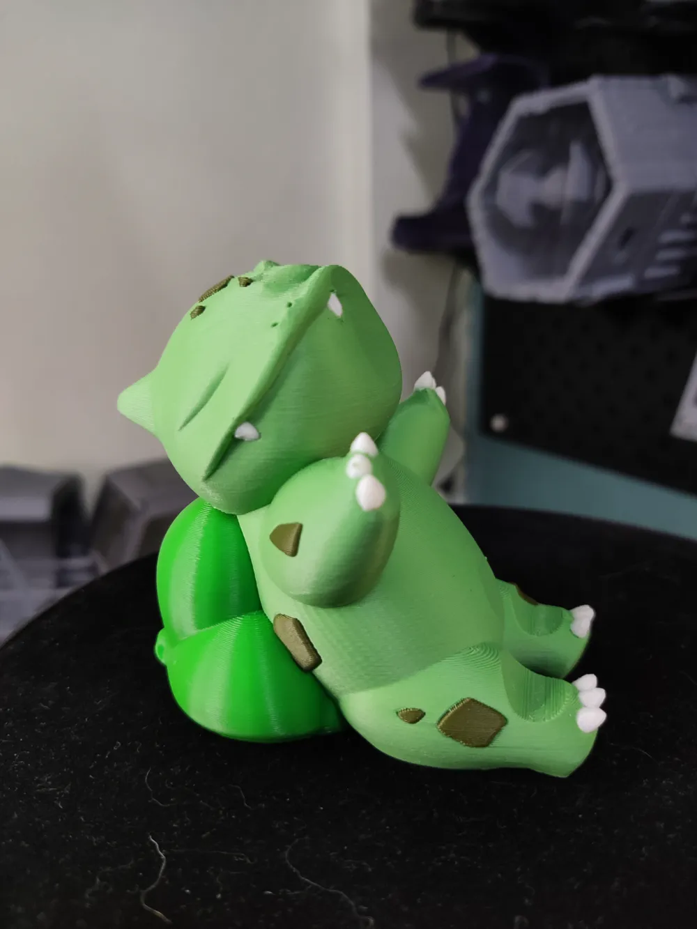 Bulbasaur sitting handphone stand - Free 3D Print Model - MakerWorld