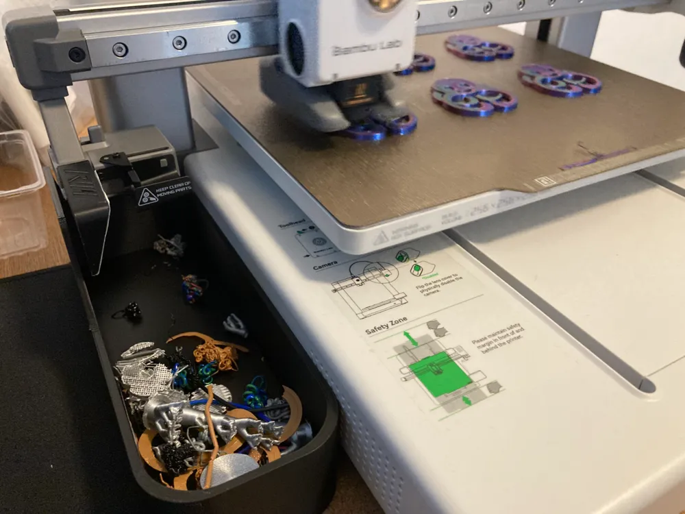 Bambulab A1 lean poop bin by knutsel_corner - MakerWorld