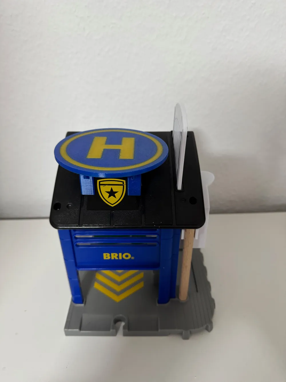 Brio Police Helipad - Free 3D Print Model - MakerWorld