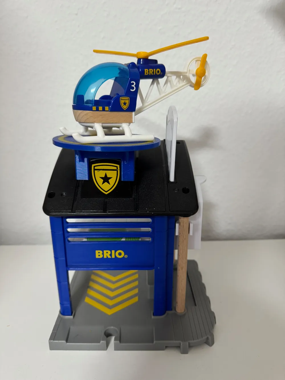 Brio Police Helipad - Free 3D Print Model - MakerWorld