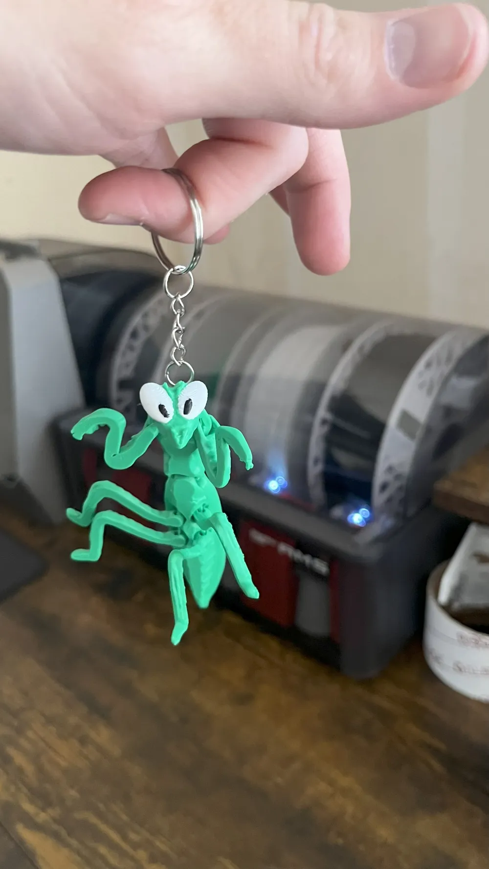 Articulated flexible Praying mantis keychain by Flywooki MakerWorld ...