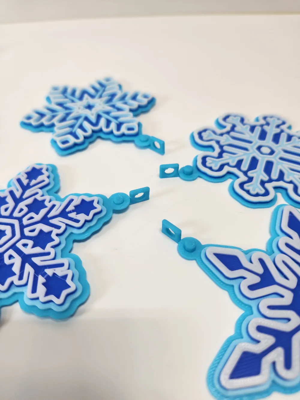 Adornos de Navidad con copos de nieve ornamentados / Decoraciones ...