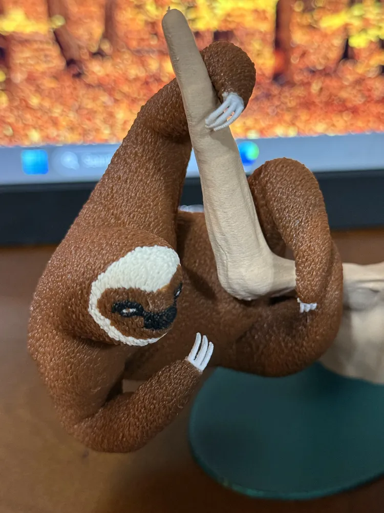 Sloth swinging from tree Remixed by Chiefertoons MakerWorld: Download ...