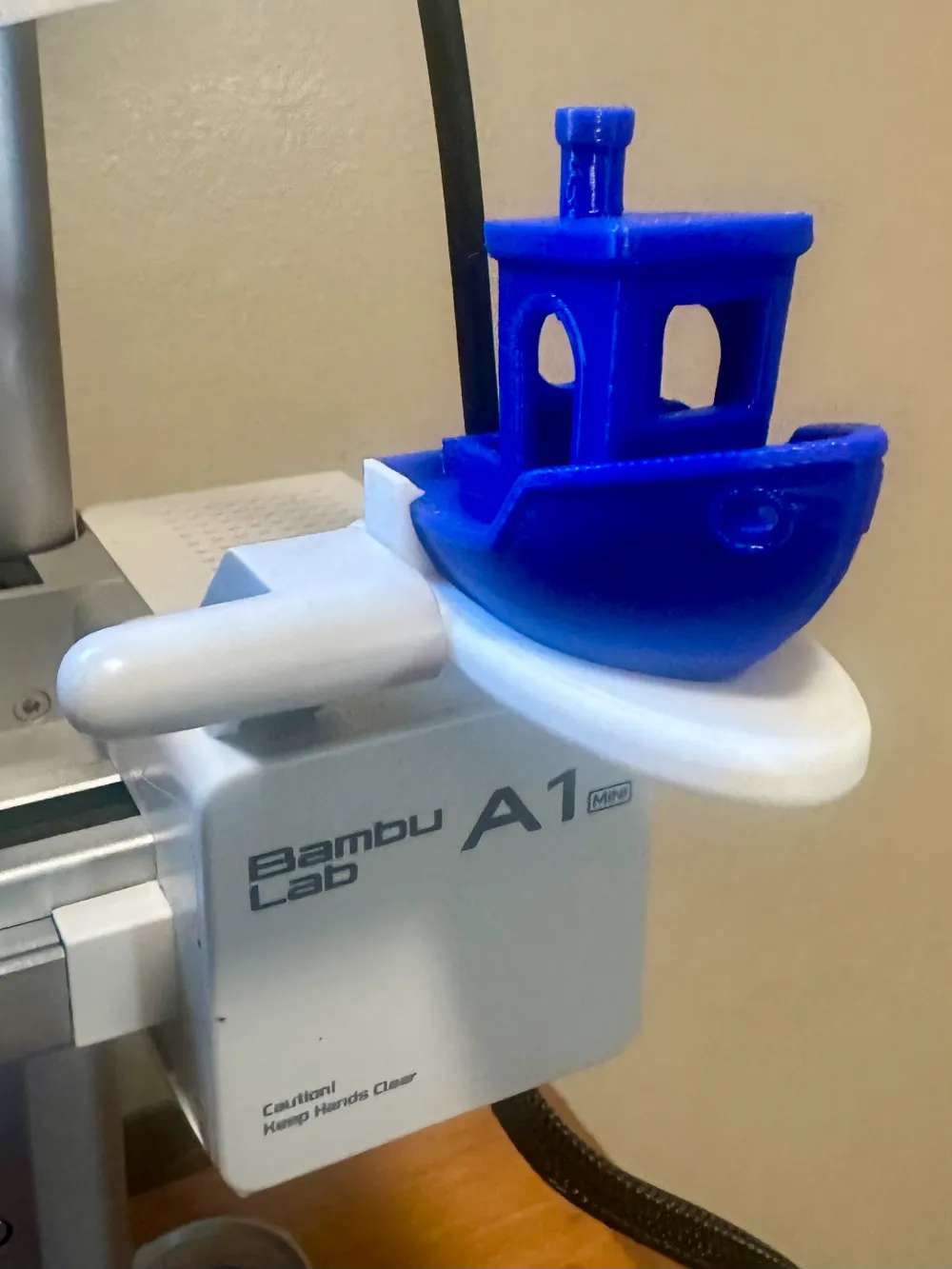 A1 / A1 Mini Benchy Display Dock by Graveworks - MakerWorld