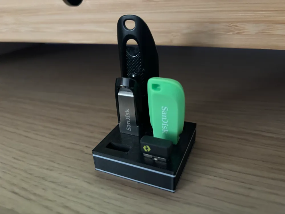 Simple USB Holder by TSMaker - MakerWorld