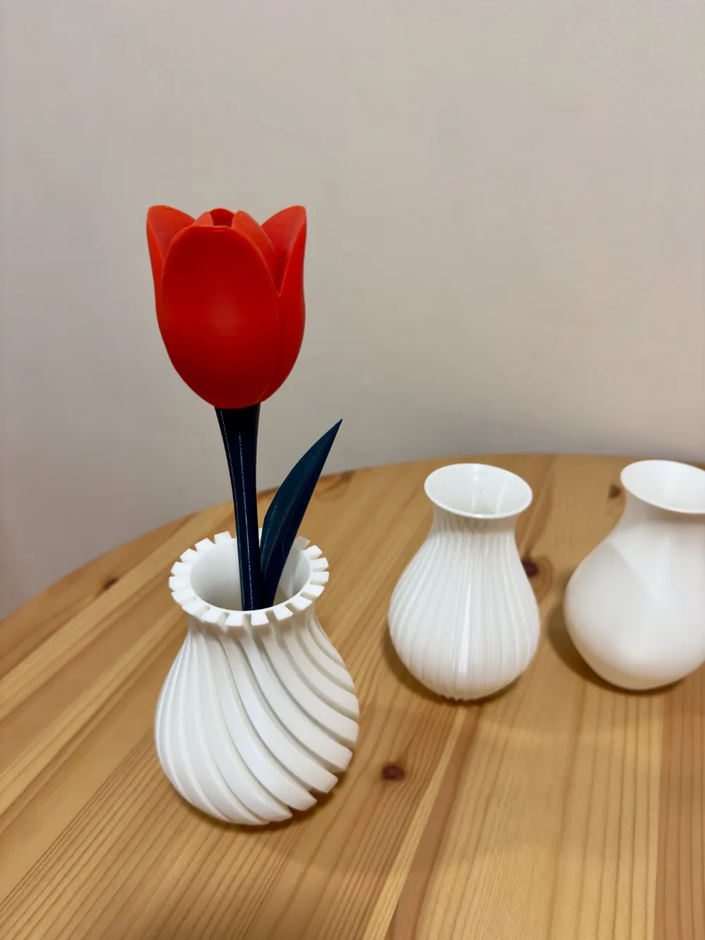 Tulip flower with stem, stand & vases Remixed by Sziszi MakerWorld ...